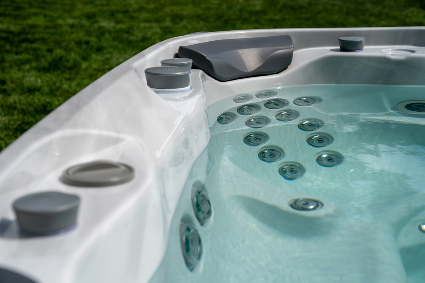Self Cleaning Hot Tubs | Sundance® Spas Canada