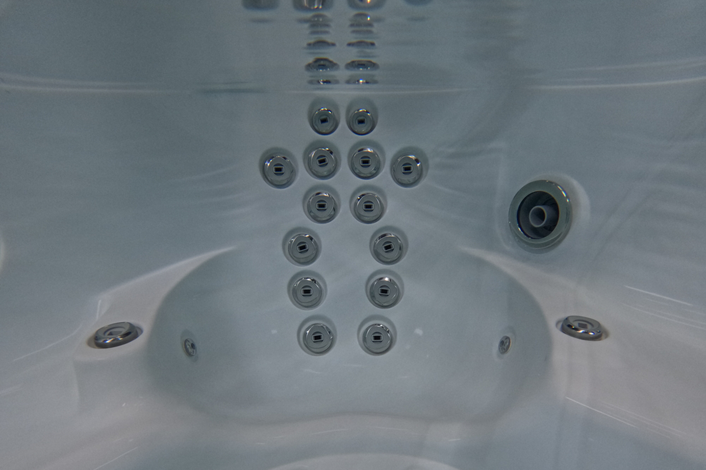 Fluidix® Jets vs. Bullfrog Spa's JetPak Therapy System | Sundance® Spas